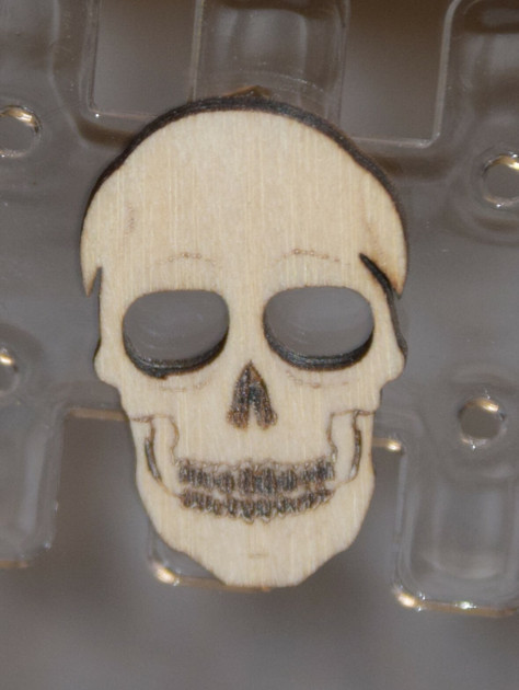 Pääkallo nappikorvakorut (2kpl) – Misalm Laser