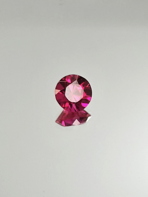 Rubiini (synt.) 1,4 ct pyöreä – Jalokivitukku.com
