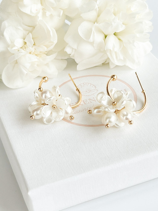 Koruja aidoilla makeanvedenhelmillä ja luonnonkivillä. – Merenhelmi.fi