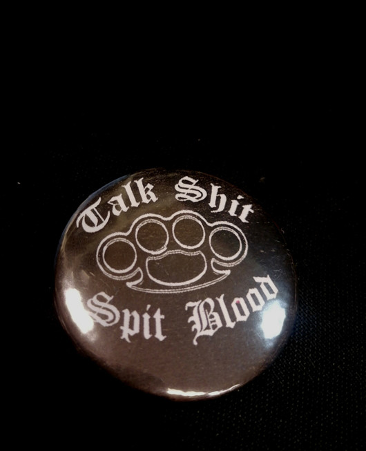Talk shit spit blood -button – Horror-Shop verkkokauppa