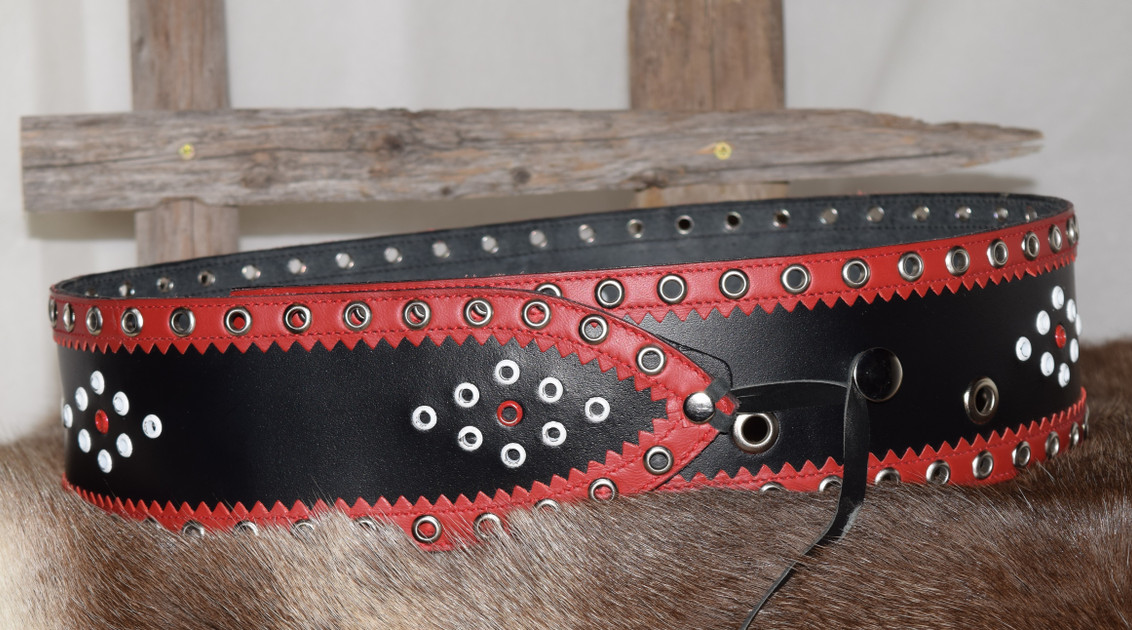 Musta lapinvyö punaisilla reunoilla ja koristelulla - Lauri Sahranto Oy