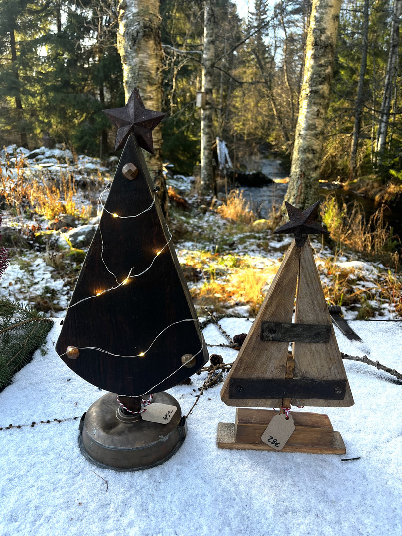 Rustiikkinen käsintehty kuusi kierrätysmateriaalista, kaksi erilaista ...