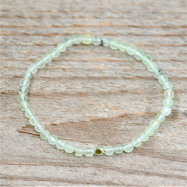 Rannekoru Prehniitti fasettihiottu 'Light Green' (Helmi 4mm) – KuuKorento